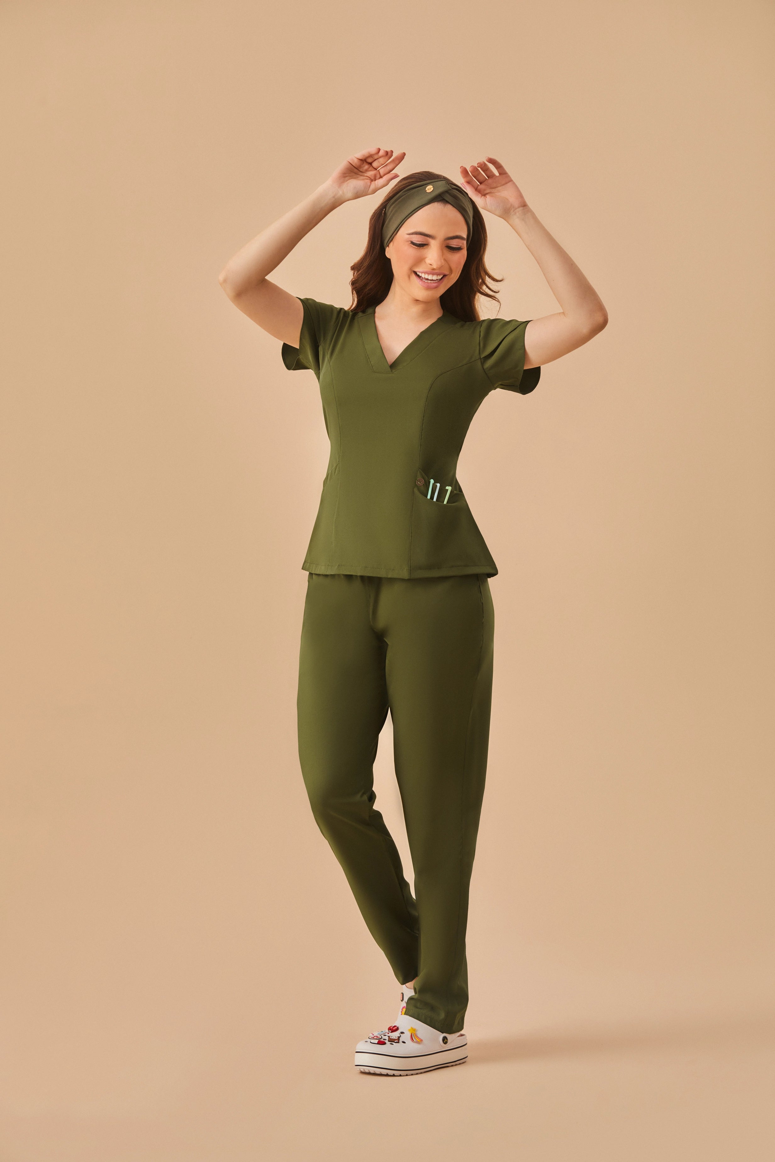 Scrub Feminino Julia Premium - Verde Militar – Sarita Scrubs